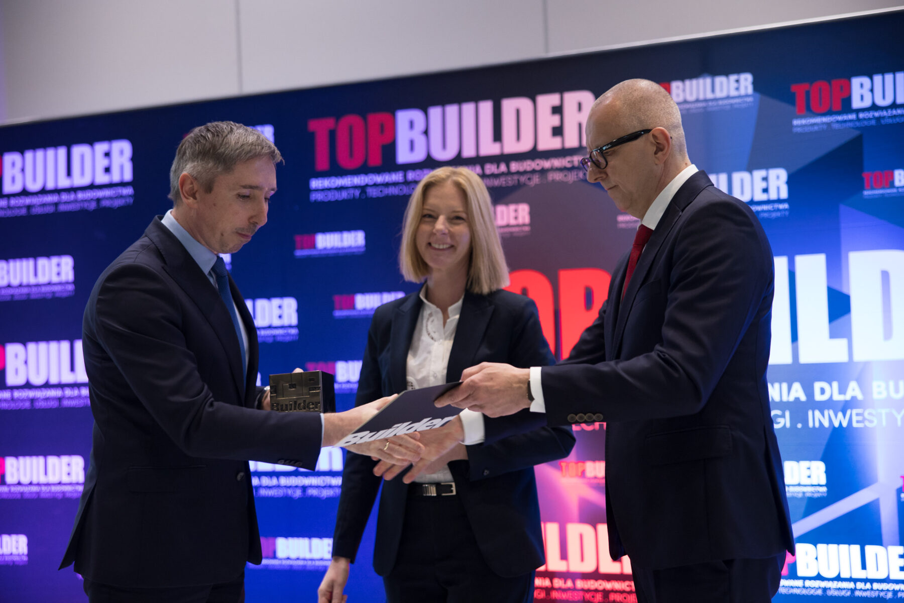 Forum Branżowe | ALURON: Nagroda TOPBuilder 2023 dla fasady Quantum portal branży stolarki